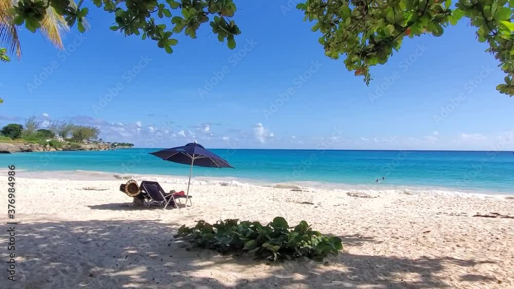 Vidéo Stock Empty beach views of Enterprise Beach also known as Miami Beach in Barbados ...