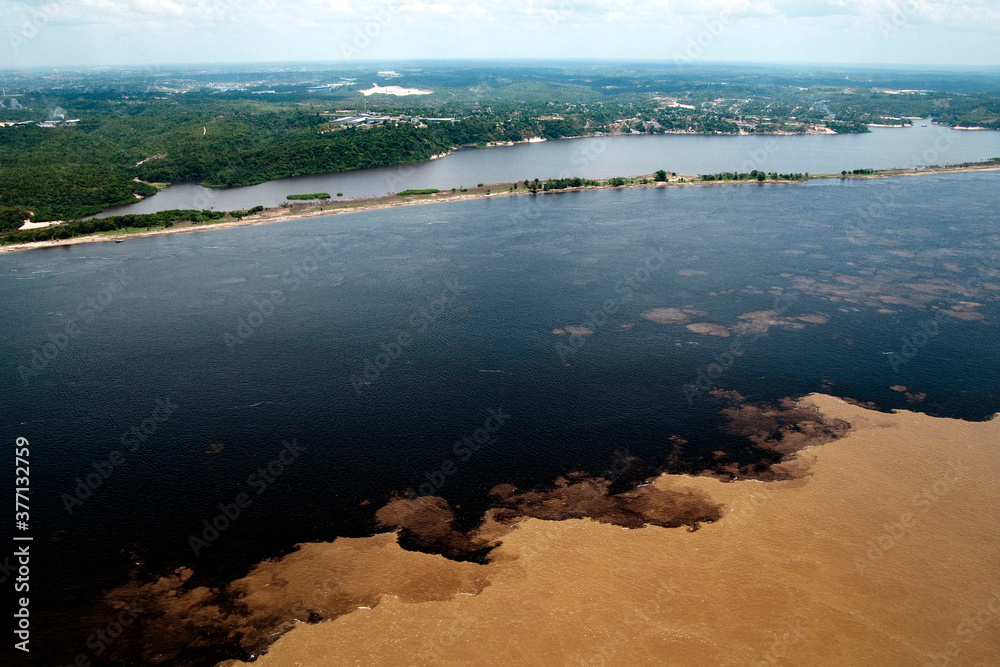 Vista aerea do Encontro das Águas, fenômeno que acontece na confluência ...