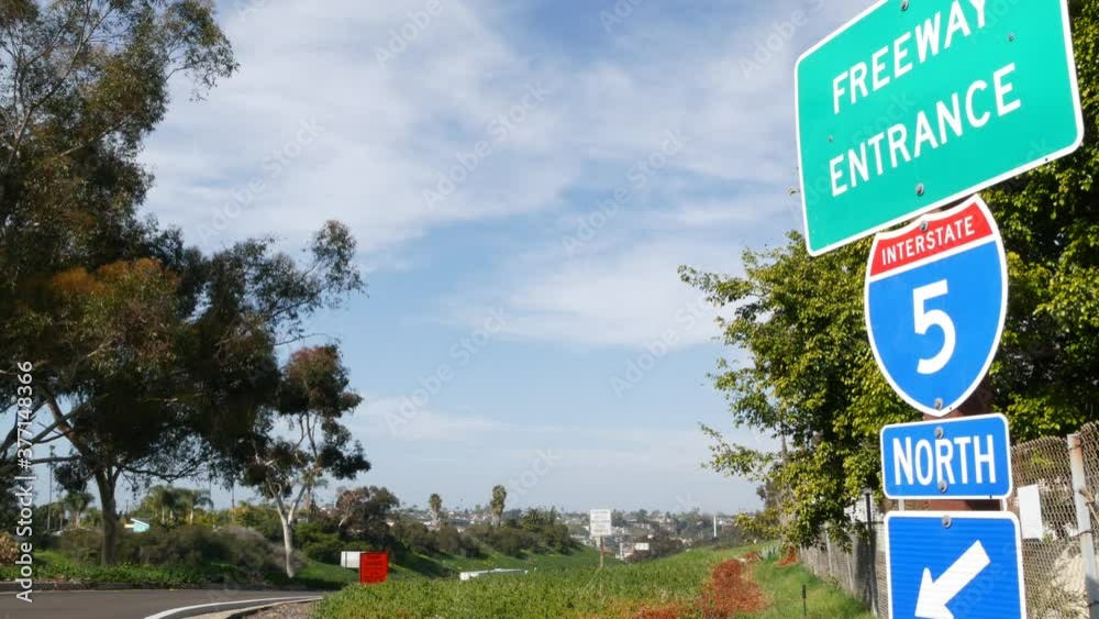 Vídeo do Stock: Freeway entrance, information sign on crossraod in USA ...