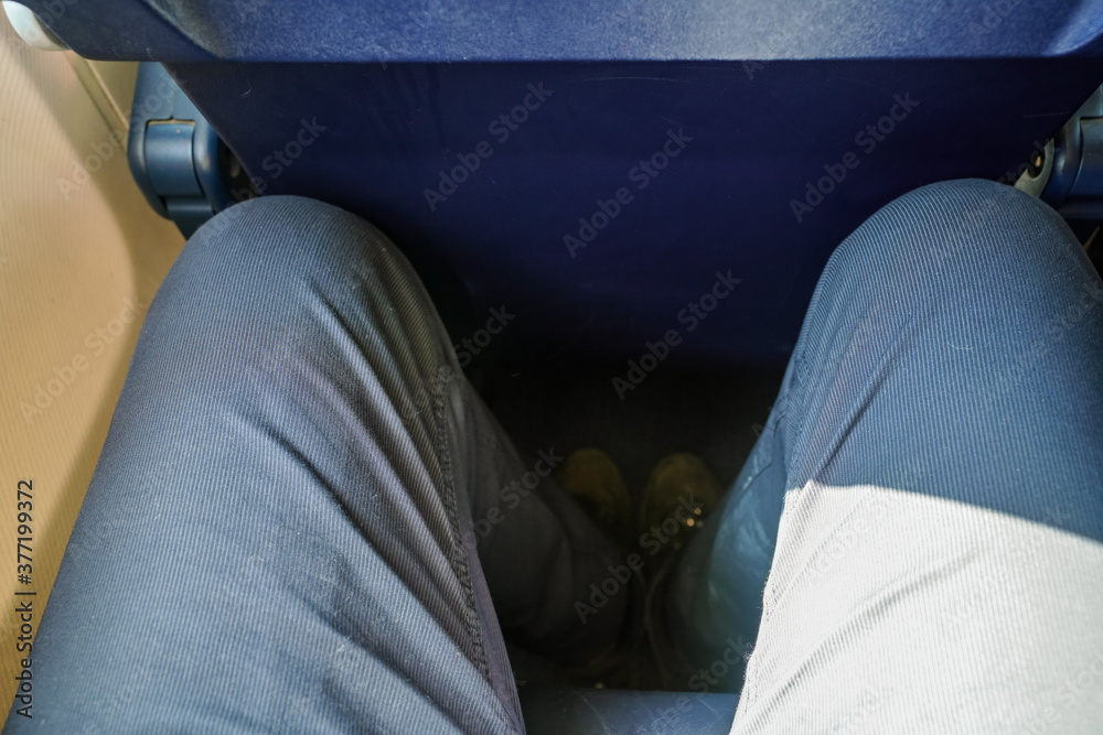 Foto de Looking down at narrow leg space in low cost airline seat ...