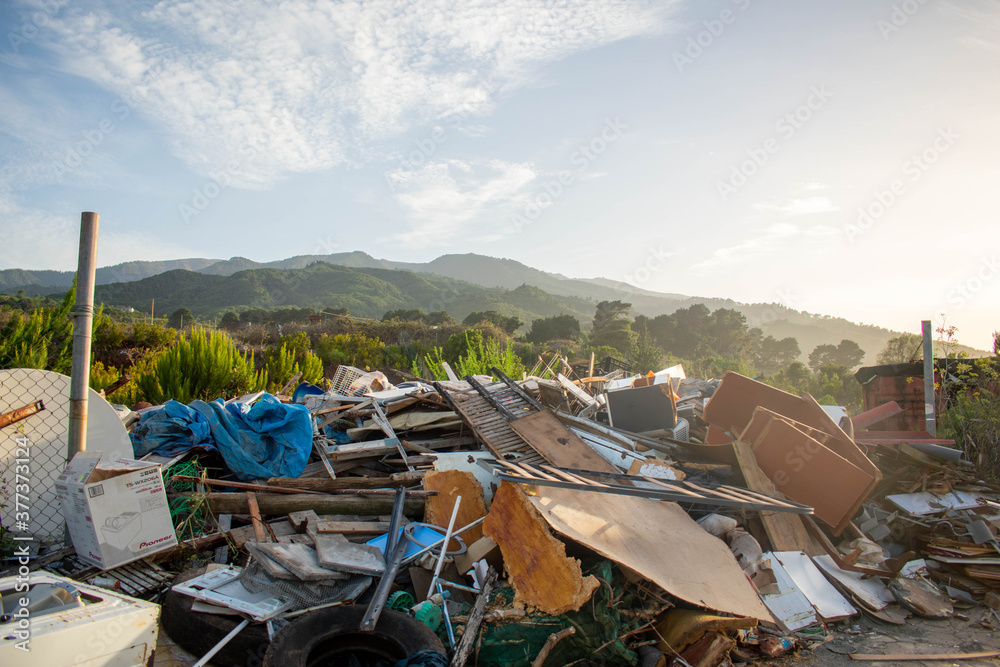 El humano invadiendo el espacio de la naturaleza con su basura| The ...