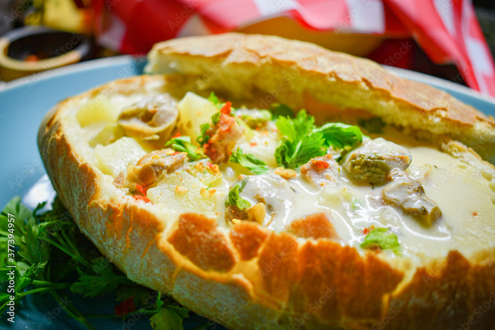 Sopa de almeja servida en pan birote tostado un pan tradicional ...