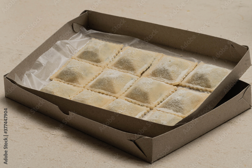 caja de carton descartable con ravioles de pasta crudos para hacer la ...