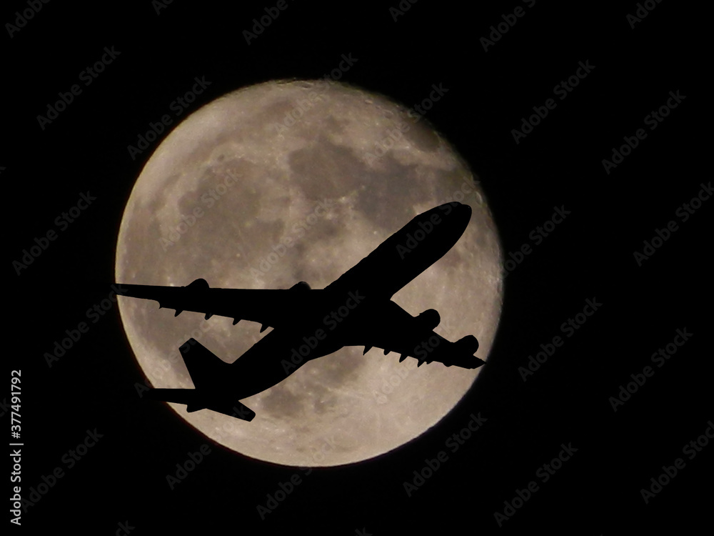 Flight Silhouette over the moon/ Planes flying in front of full moon ...