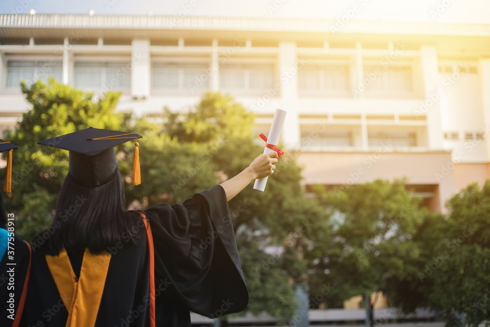 The female graduate turned her face to the station where she studied at ...