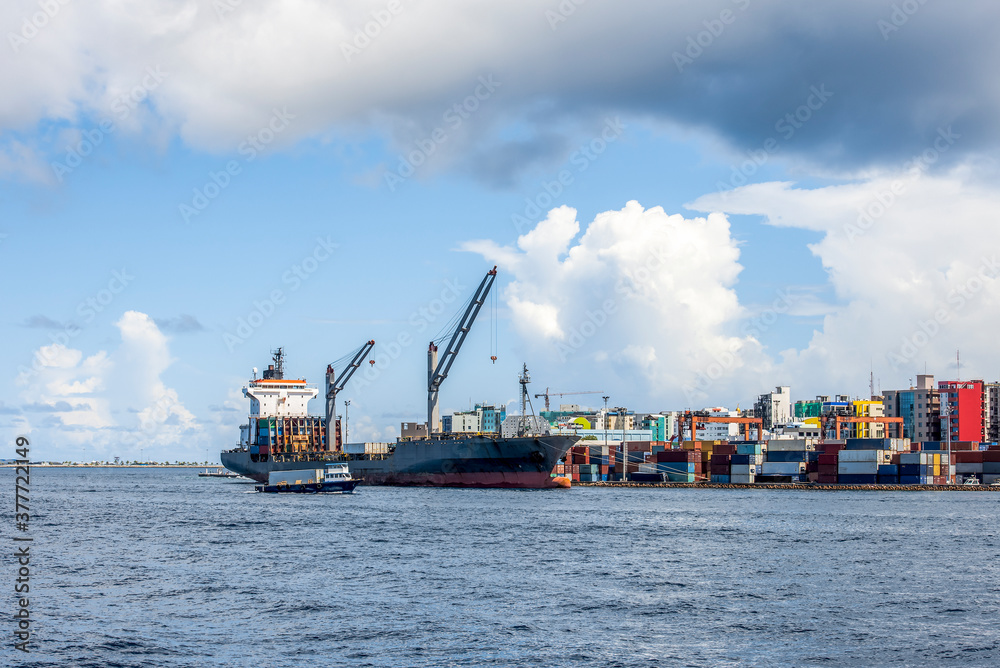 Foto Stock Cargo ships in the port of Male city, the capital of the ...