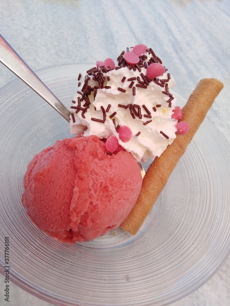 Strawberry pink ice cream with cream Boule de glace rose à la fraise ...