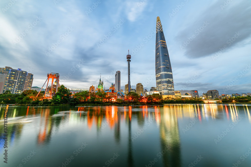 Foto de Evening view of Lotte World Tower at downtown, Seoul do Stock ...