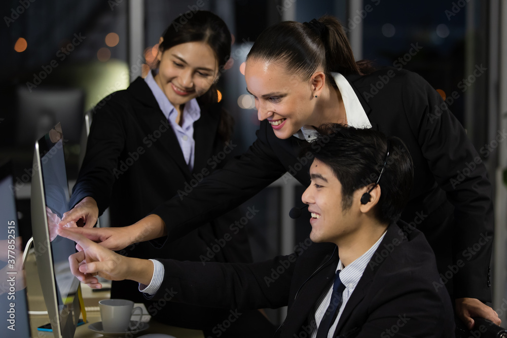 Foto de 24/7 call center operator team, 3 business people, working ...