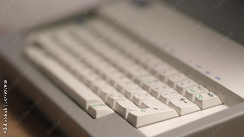 Focus pull from one end of a vintage computer keyboard to another one ...