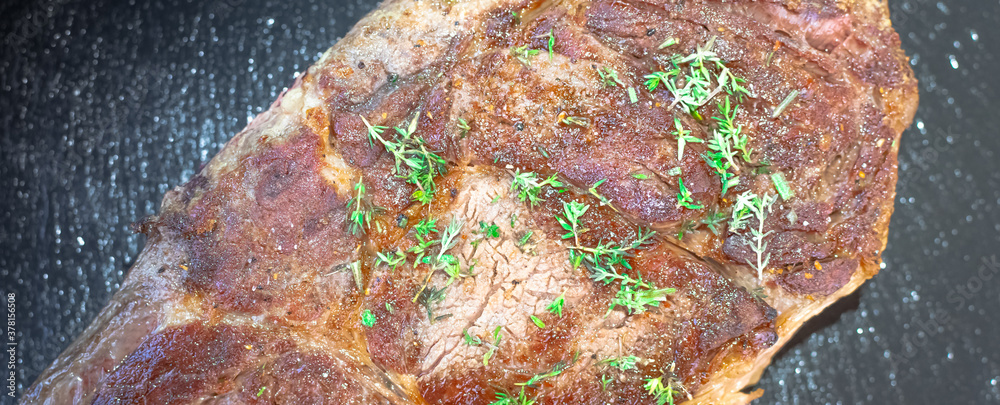 Côte de bœuf grillé au barbecue ou à la plancha cuit à point avec du ...