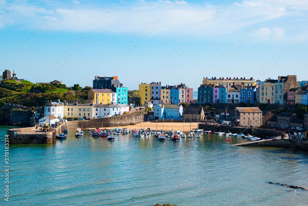 Foto de Tenby North beach sandy beach with the pinnacle of Goskar rock ...