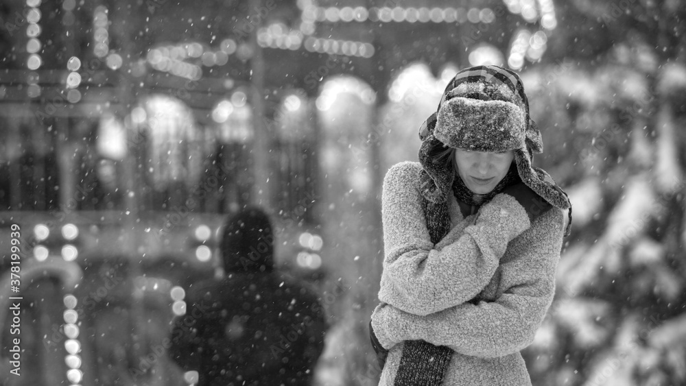 Foto Stock Winter depressed sad girl lonely walking alone with falling ...