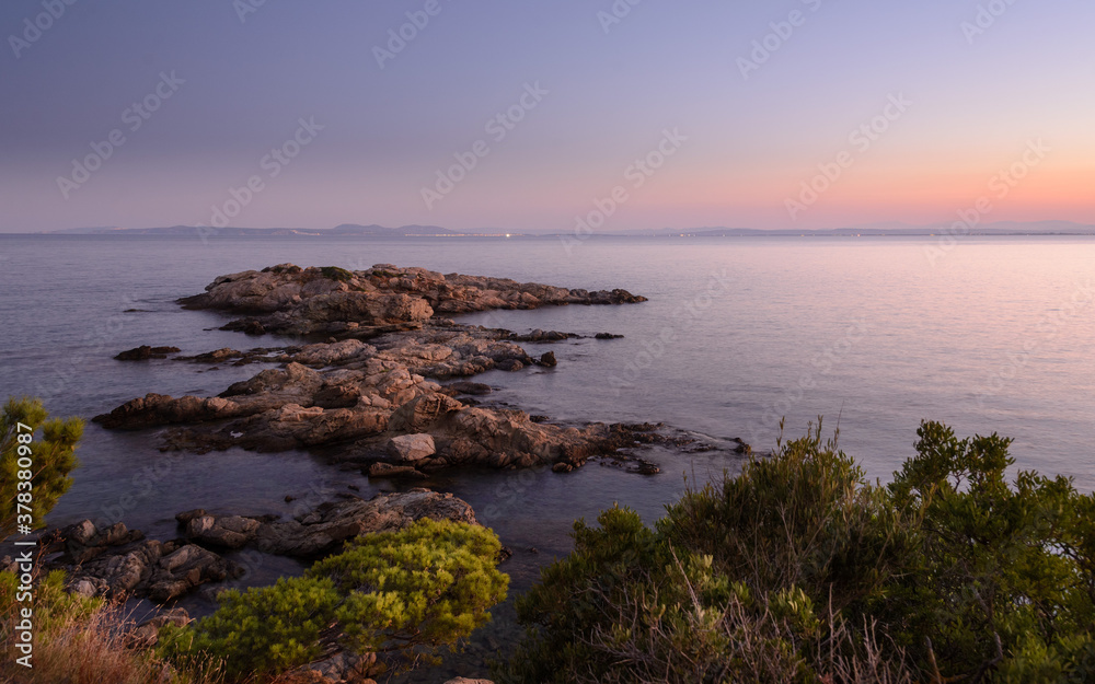 Hora azul : Atardecer en el norte de la Costa Brava, litoral rocoso del ...