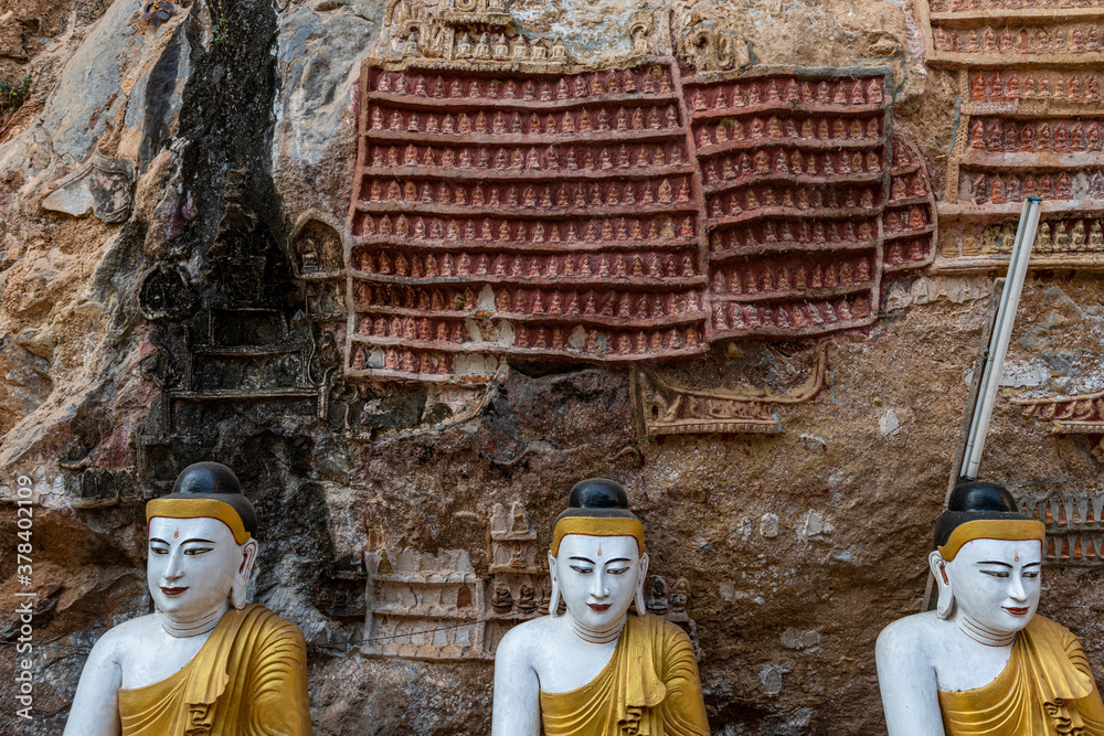 Myanmar, Kayin State, Hpa-an, Buddha statues inside Kawgun Cave Stock ...