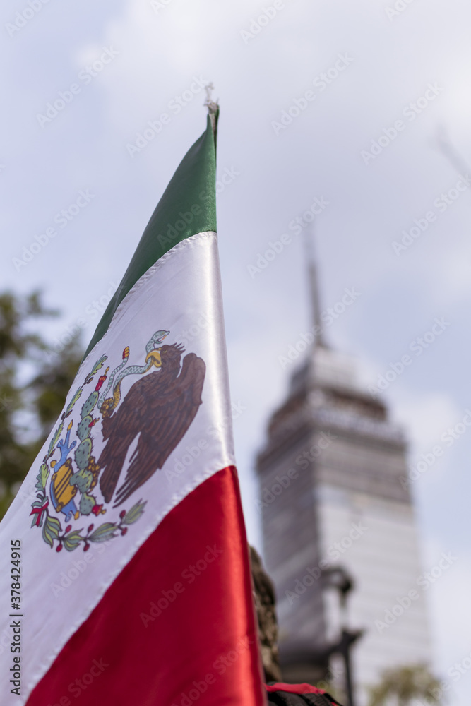 Bandera de México frente a edificios populares la ciudad de México ...