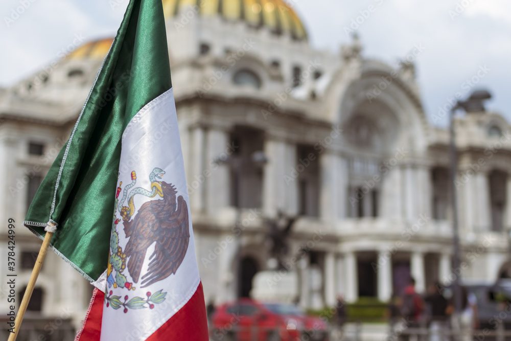 Bandera de México frente a edificios populares la ciudad de México ...