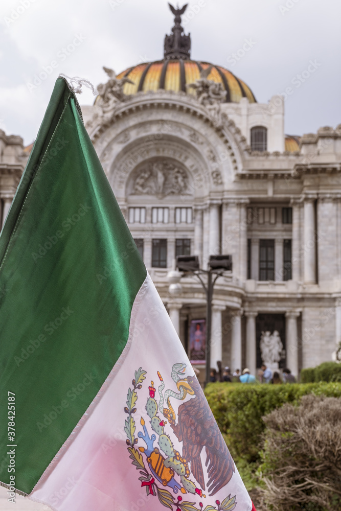 Bandera de México frente a edificios populares la ciudad de México ...
