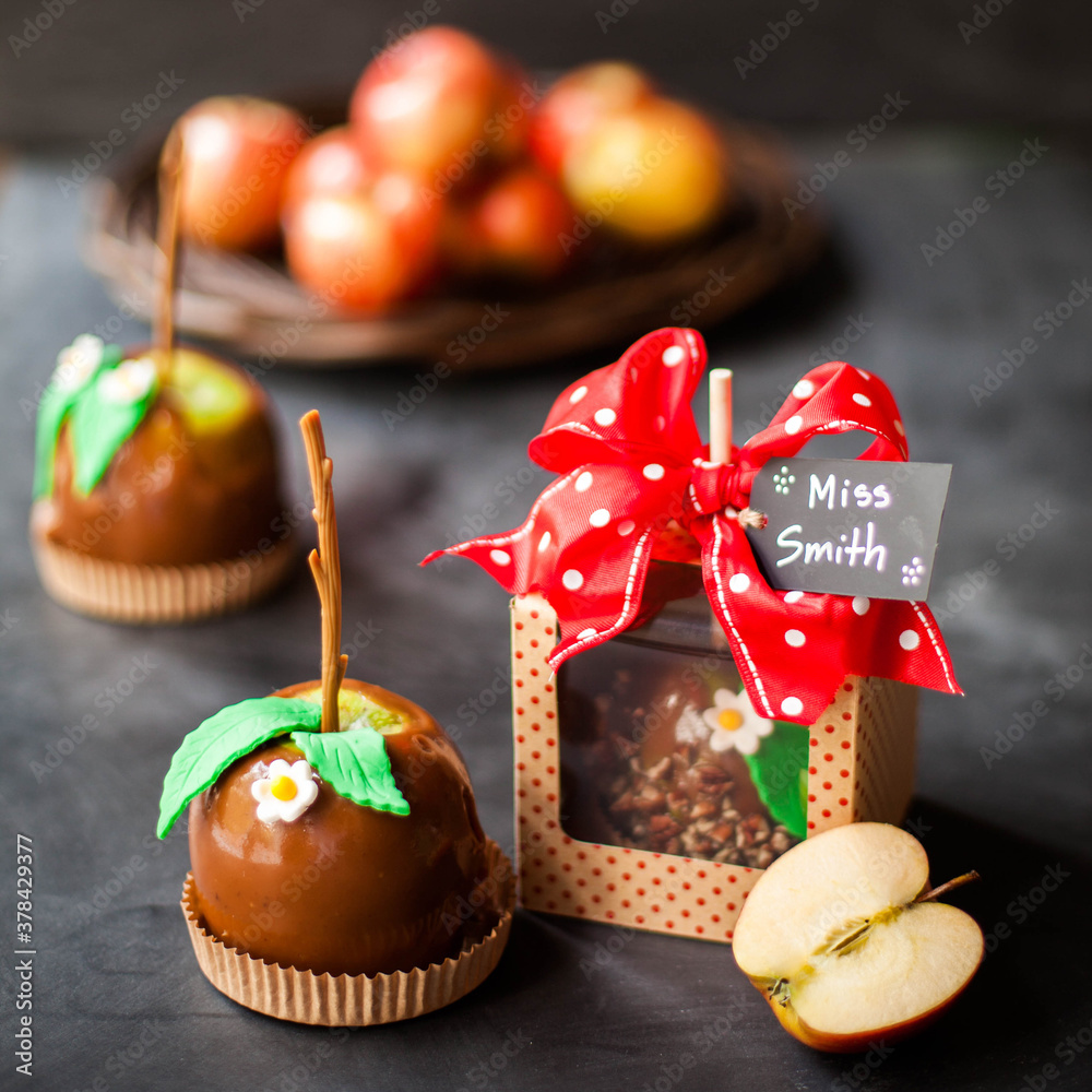 Caramel Apples decorated for back to school teacher gift and treat for ...