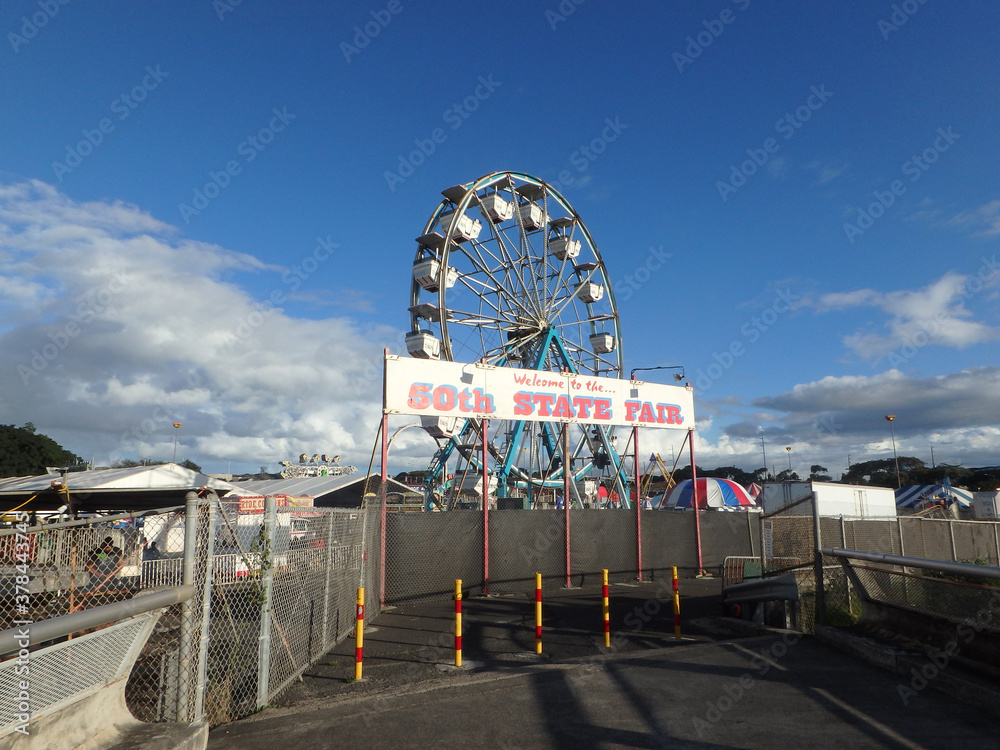 Foto de Entrance with sign to annual 50th State Fair with Ferris wheel ...