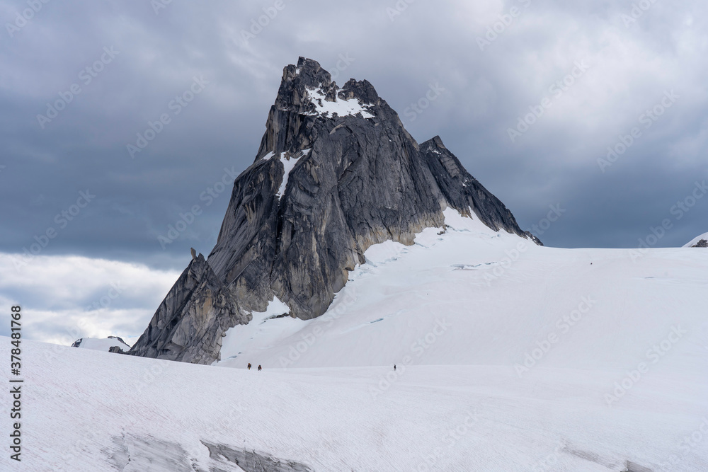 Foto de Pidgeon spire as one of the most iconic mountains in Bugaboos ...
