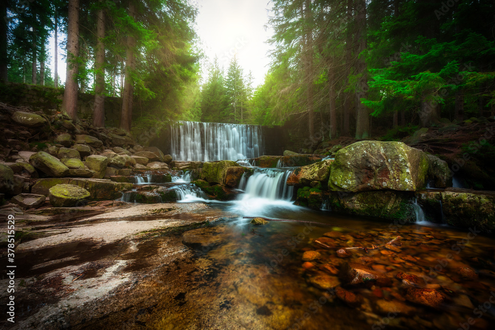 Beautiful scenery of the Wild Waterfall on the Łomnica river, Karpacz ...