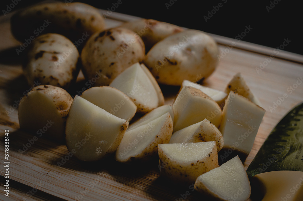 Papas cortadas en trozos Stock Photo | Adobe Stock