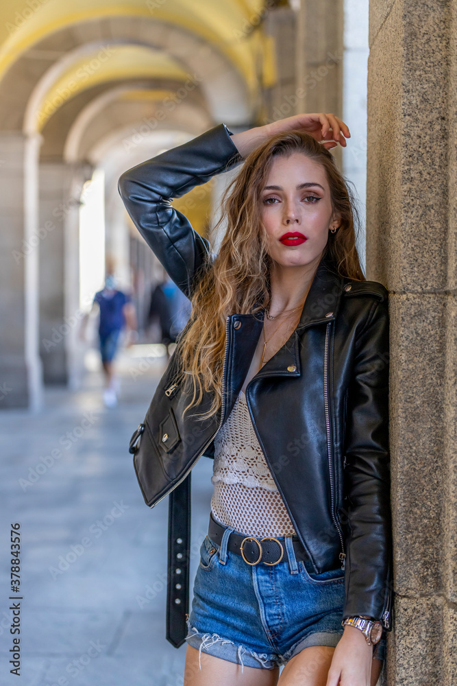 Modelo femenina posando en entorno urbano de Madrid Capital, vestida ...