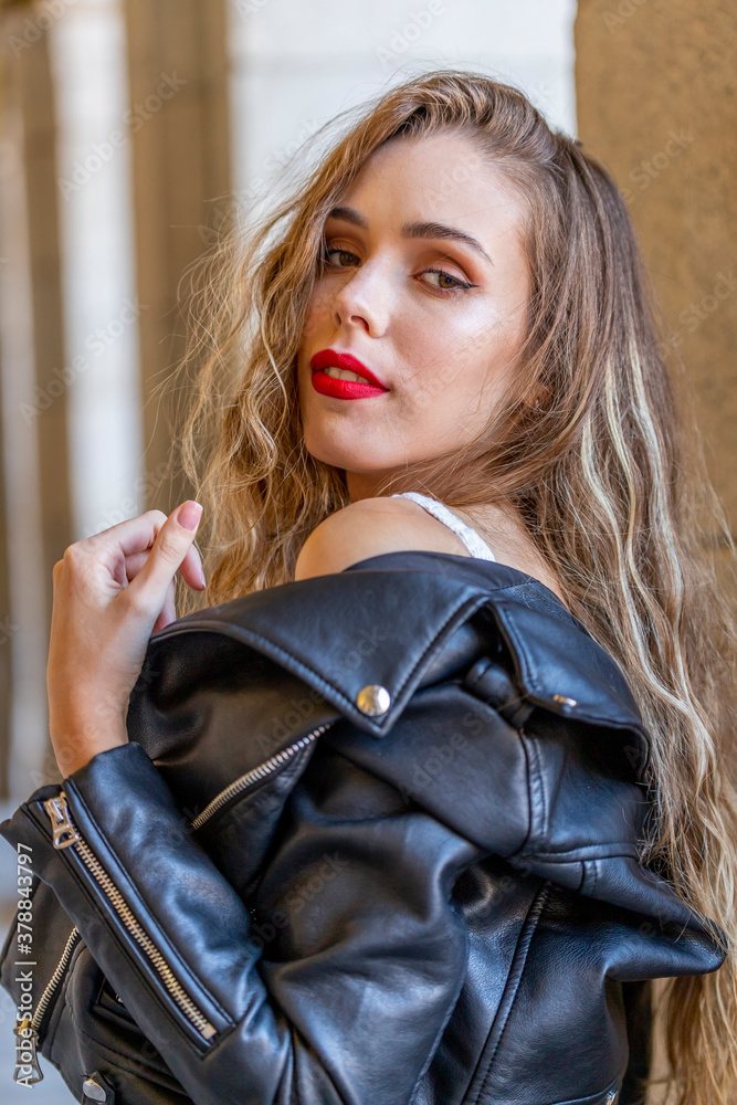 Modelo femenina posando en entorno urbano de Madrid Capital, vestida ...