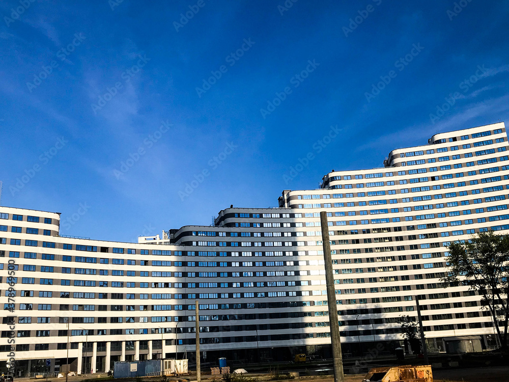 Foto de residential building of different heights in the form of a wave ...