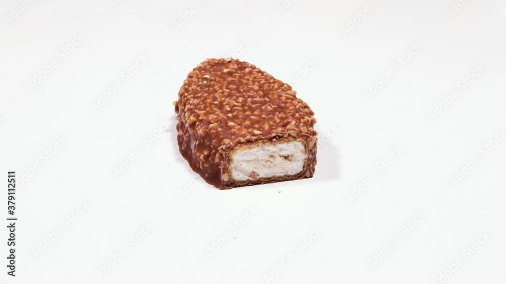 Vidéo Stock slicing maxi king on isolated background. animation shows ...