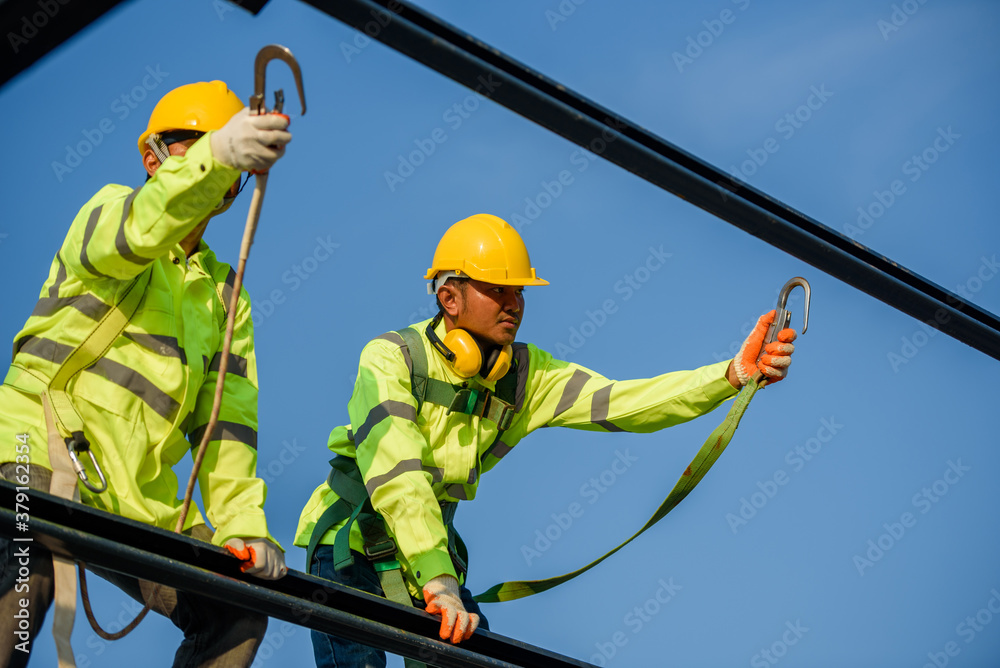 Asian construction worker Wear safety clothing and harnesses to do ...