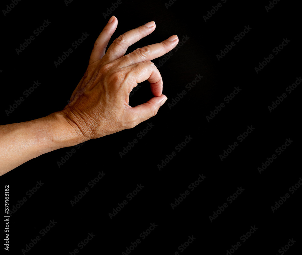 Mano con tres dedos levantados y dos haciendo un círculo de ok, sobre ...