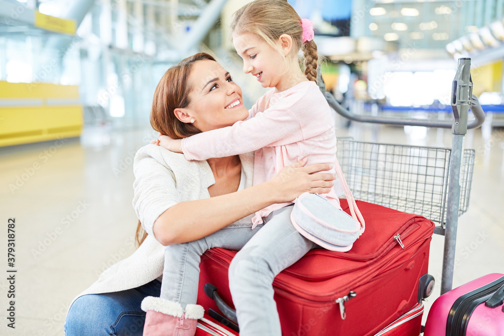 Mutter und Tochter im Flughafen Terminal Stock Photo | Adobe Stock