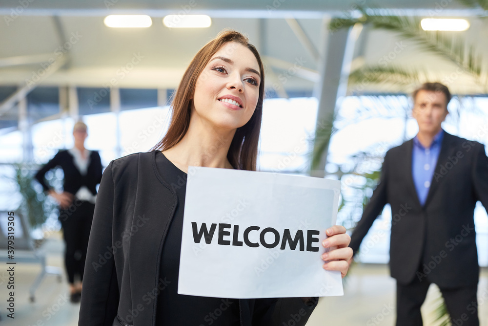 Welcome Schild zur Begrüßung am Flughafen Stock Photo | Adobe Stock