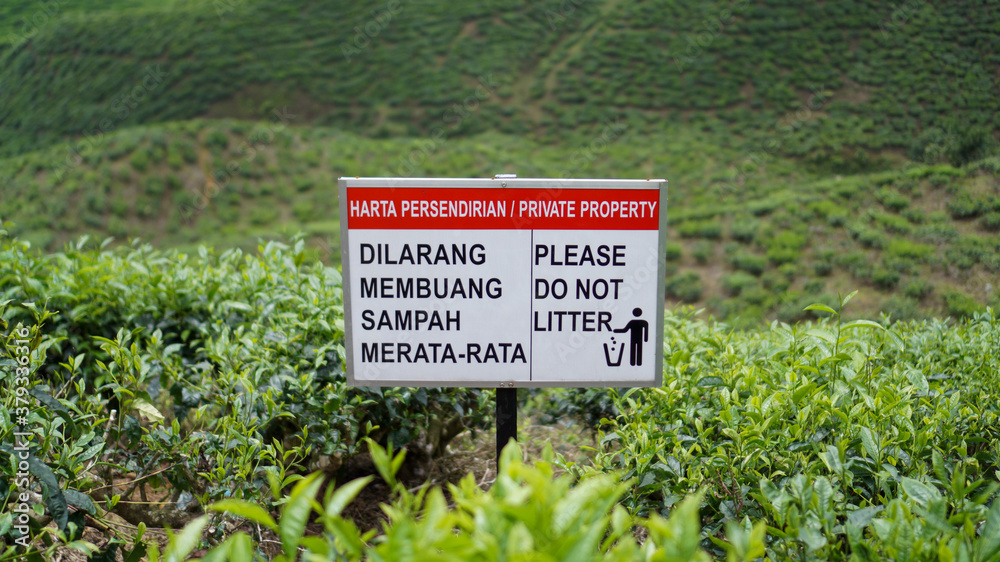Signage is prohibited from dumping garbage on tea plantations foto de ...