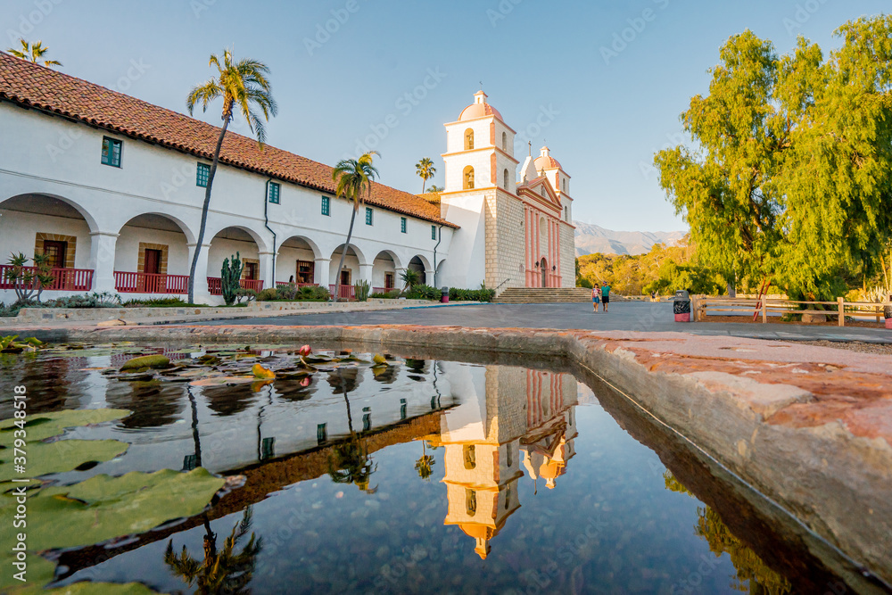 Foto de Old mission Santa Barbara during summer season . One of the ...