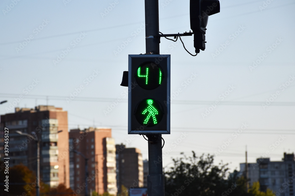 Green traffic light with a countdown and walking person icon for ...