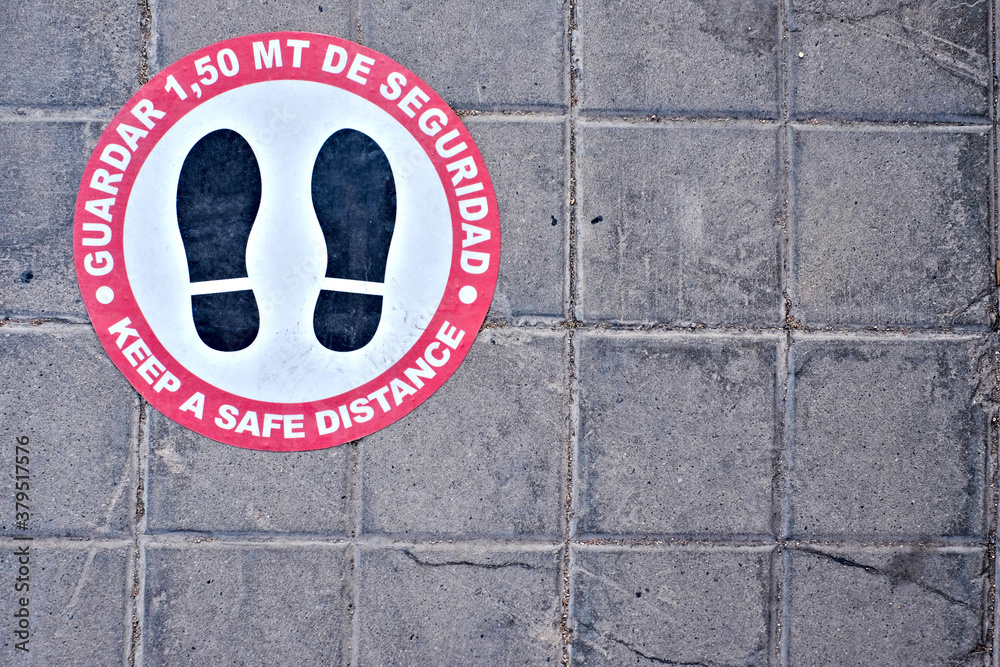 Covid-19 safe distance sign in Spanish and English (Spanish text ...