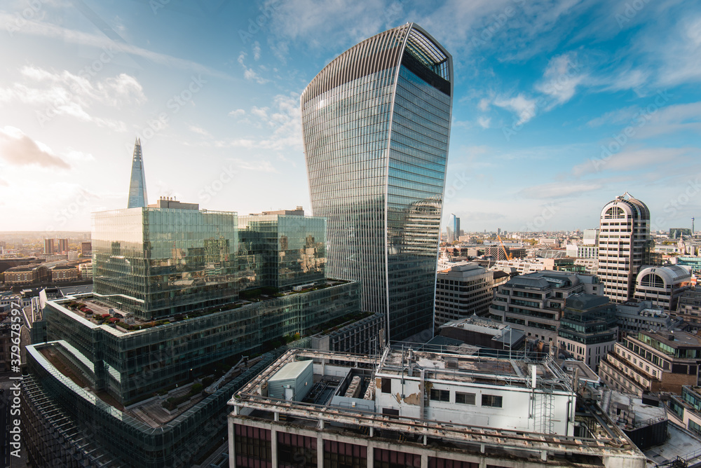 Foto de London, UK - October 18, 2019: View of the iconic Walkie Talkie ...