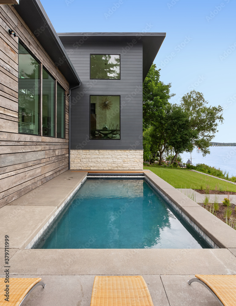 Outdoor swimming pool and new modern luxury home exterior Stock Photo ...