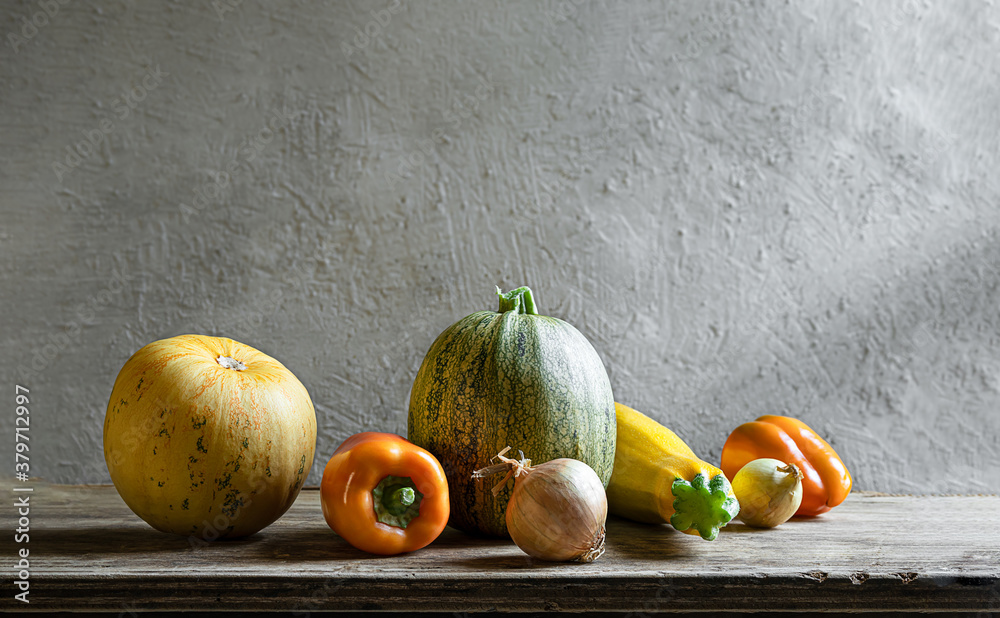 Organic fresh vegetables - yellow zucchini, round zucchini, bell ...
