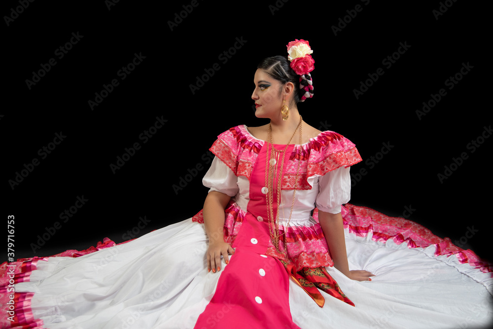 mujer mexicana con traje folklorico tradicional de colima, vestido ...