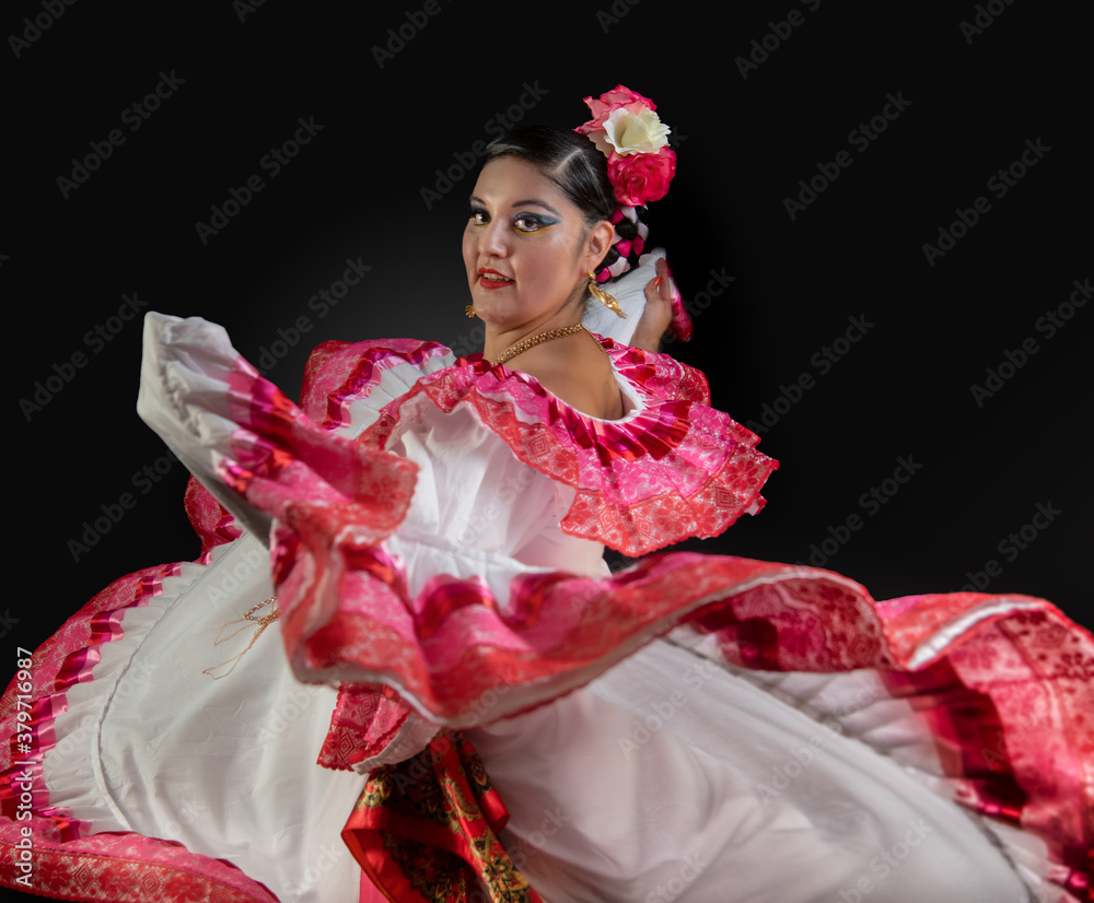 mujer mexicana con traje folklorico tradicional de colima, vestido ...
