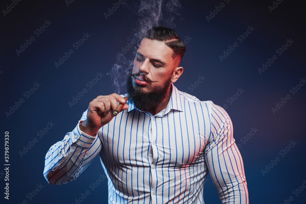 Handsome and elegance bodybuilder with beard and fashionable hairstyle ...