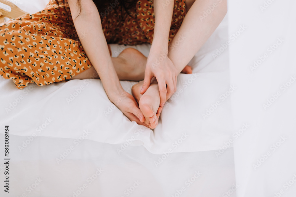 Foto De Woman Sitting On The Bed Massages Her Foot Close Up Woman