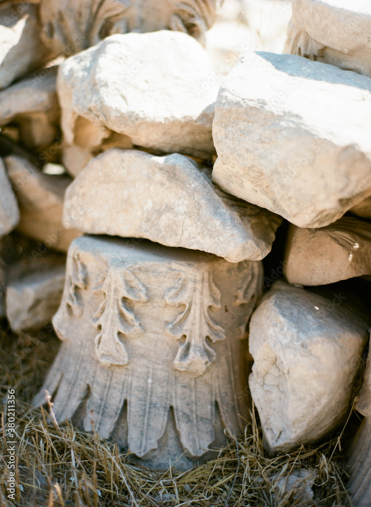 Foto de Broken column pieces of the Roman Parthenon in Athens Greece do ...