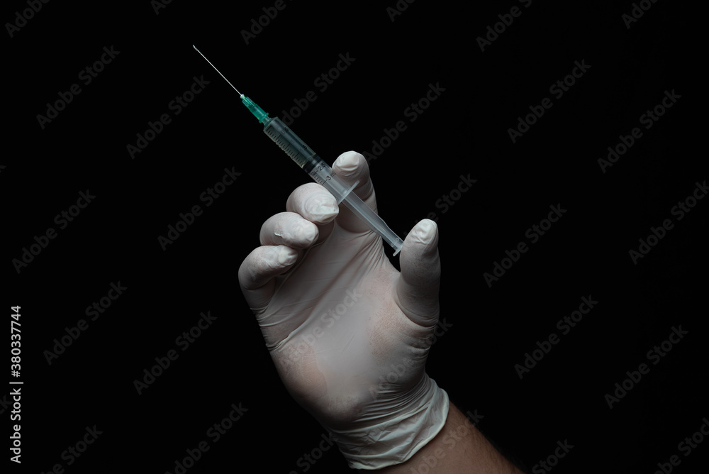 mano con guante aplicando vacuna de coronavirus covid-19 con fondo ...