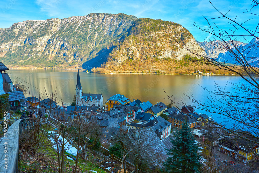 Beautiful winter landscape of Hallstatt mountain village with ...
