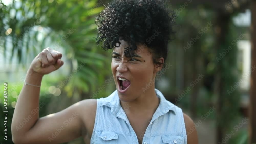 Strong black woman doing muscle pose showing strength vídeo do Stock ...